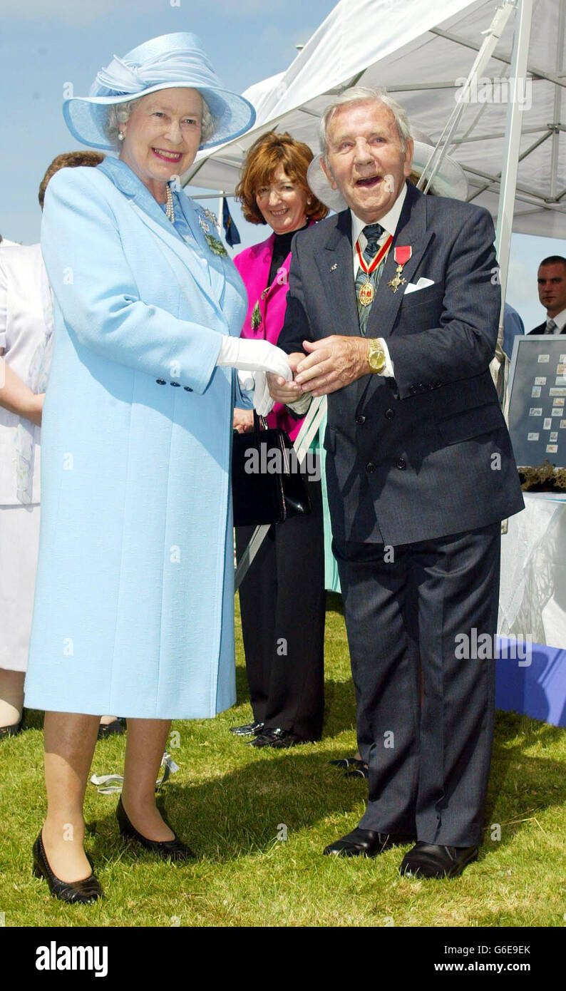 Queen elizabeth ii smiling posed hi-res stock photography and images ...