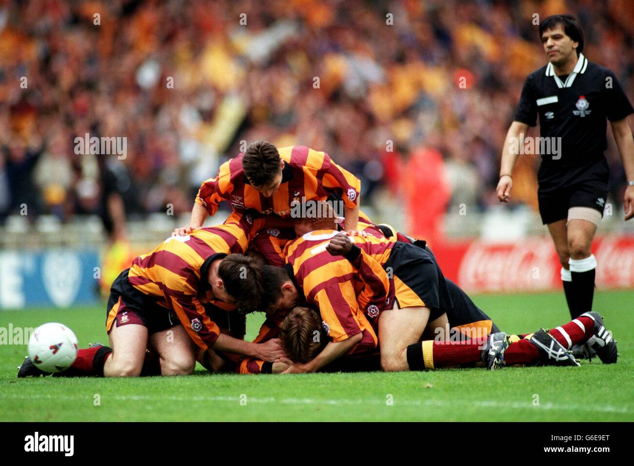 Bradford celebrate des hamiltons goal hi-res stock photography and ...