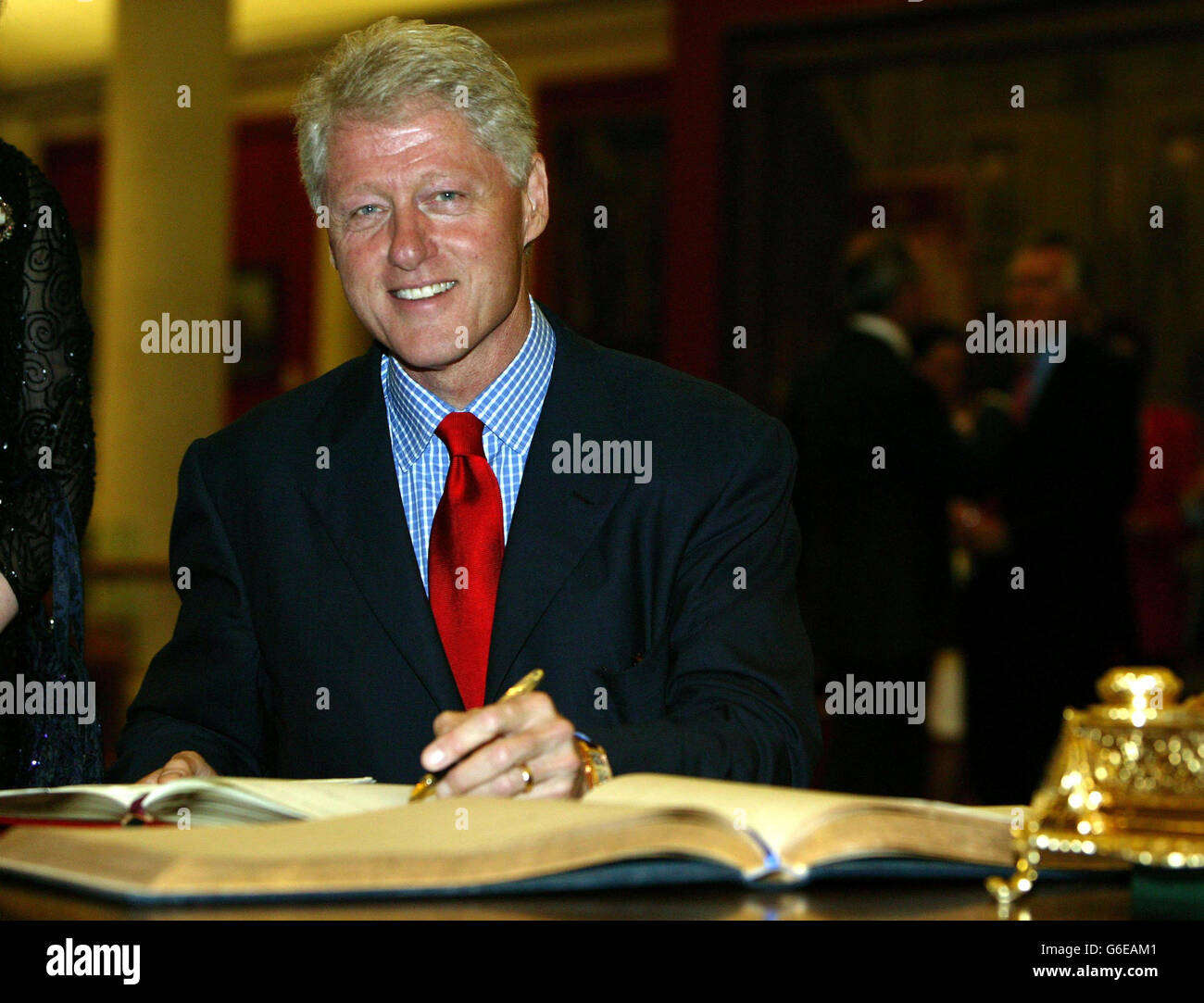 Former us president bill clinton guildhall hi-res stock photography and ...