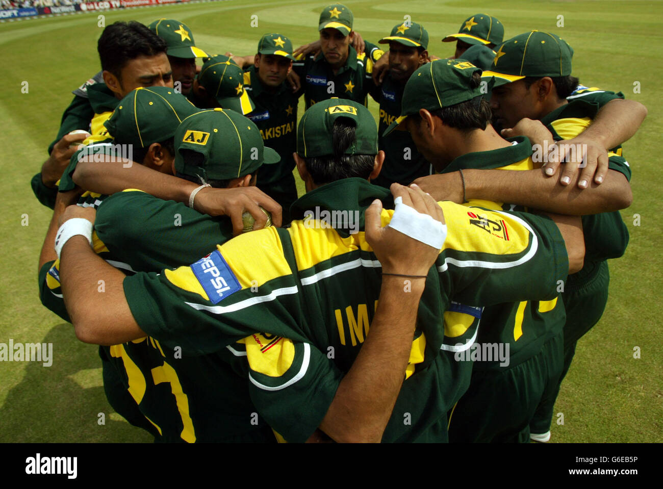 The england team huddle before the match hi-res stock photography and ...
