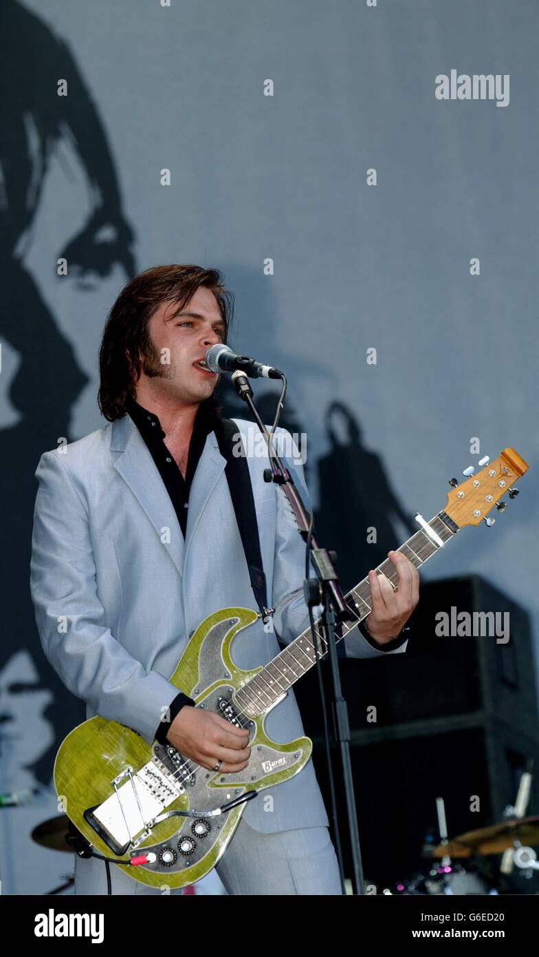 Supergrass performing on pyramid stage hi-res stock photography and ...