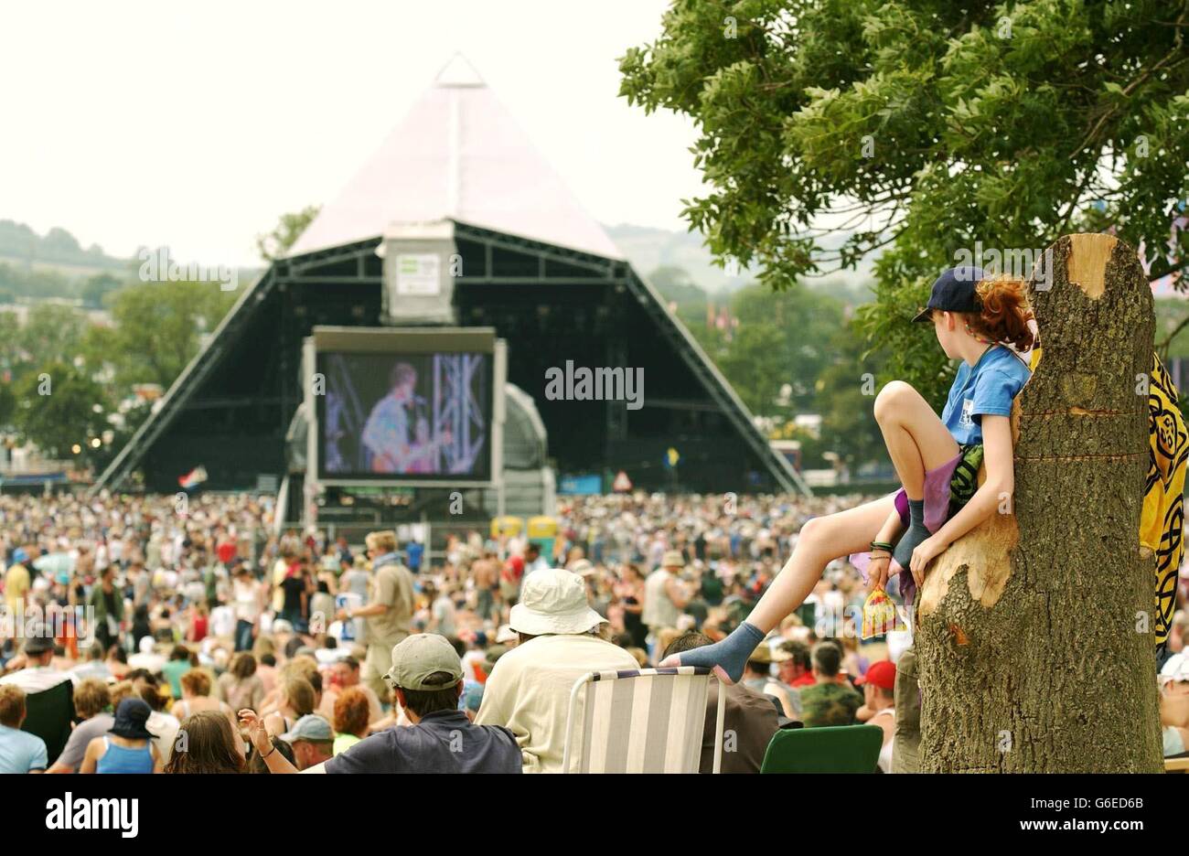 Music festivals crowd stages giant screen tree hi-res stock photography ...