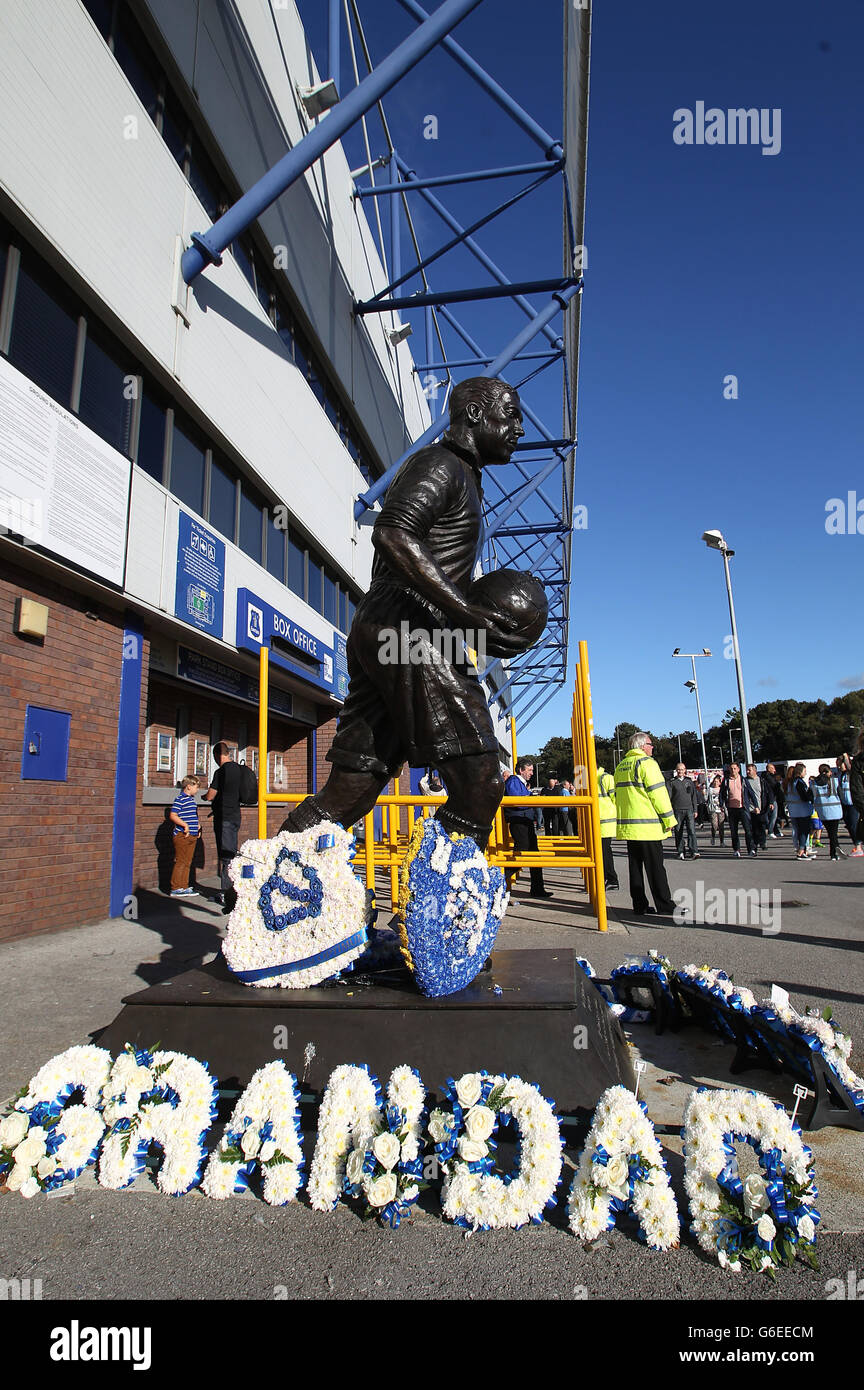 Dean statue outside goodison park hi-res stock photography and images ...