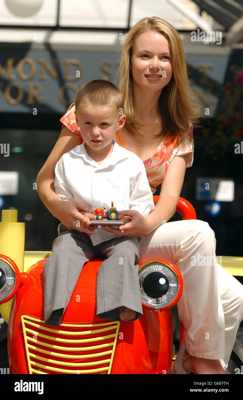 Actress Amanda Holden with Brian James Applegate, 4, from Eltham at ...