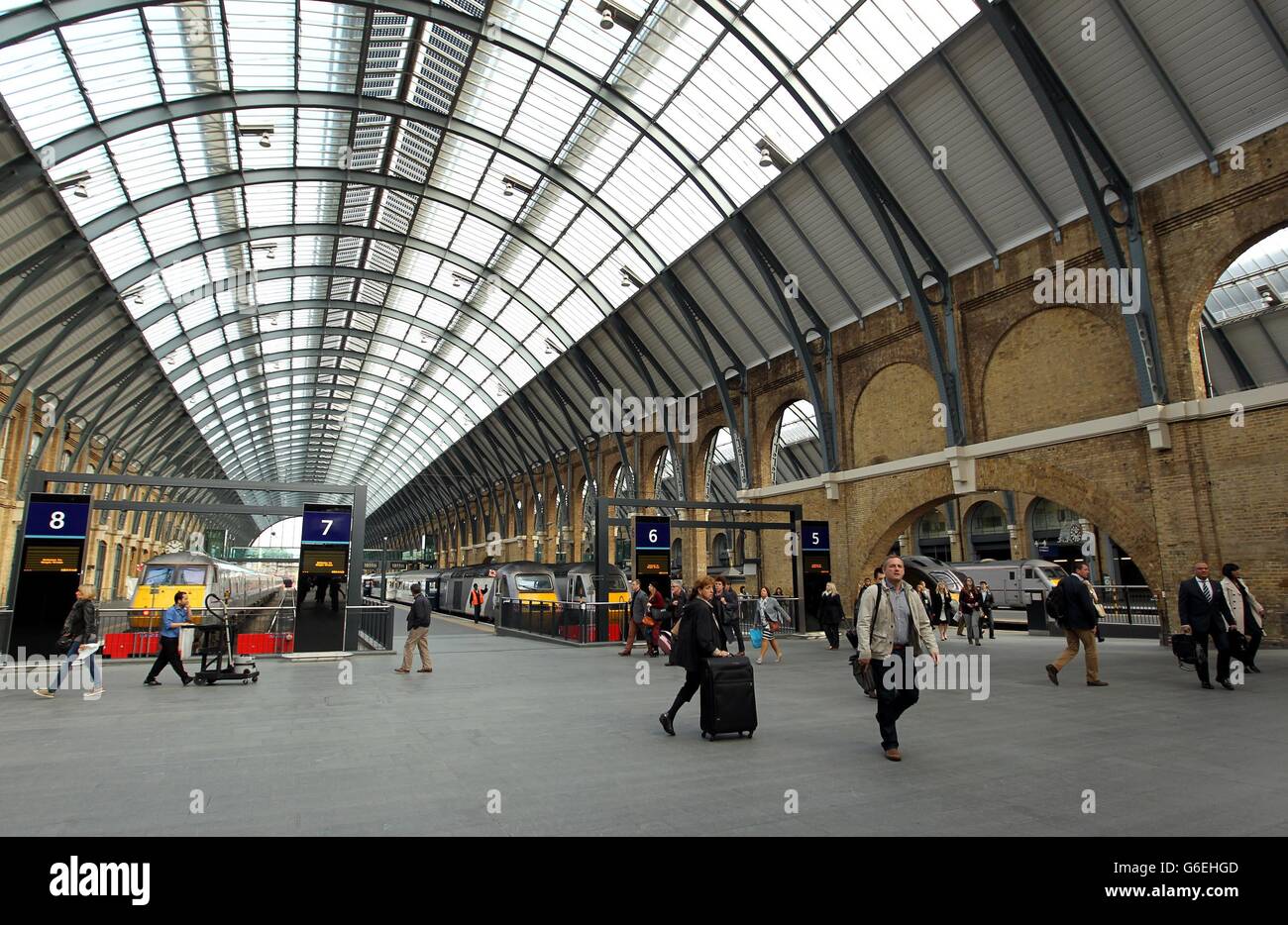 Official opening kings cross square hi-res stock photography and images ...