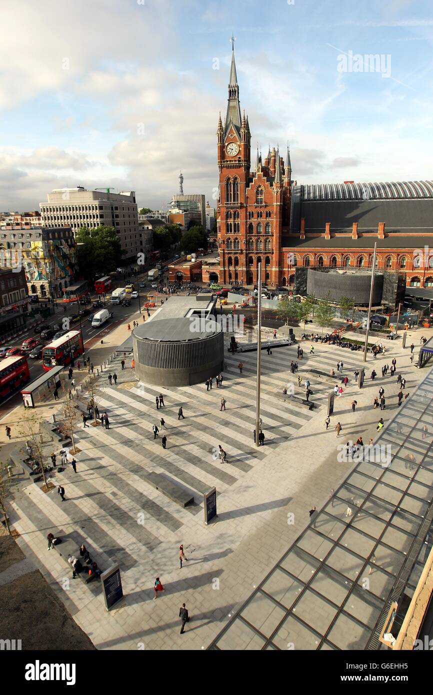 General view at the official opening of Kings Cross Square Stock Photo ...
