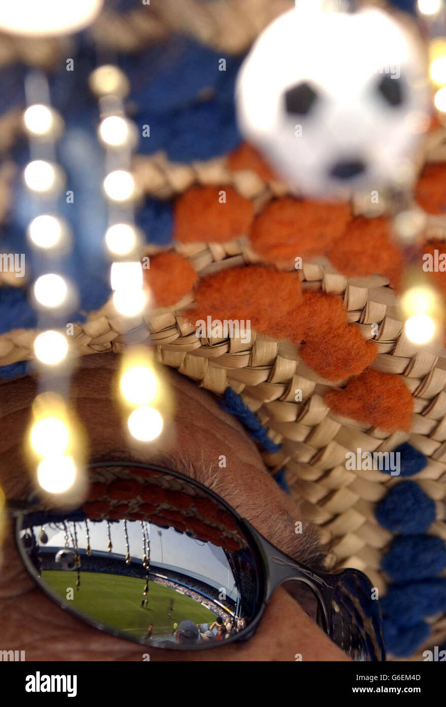 Football qpr hat hi-res stock photography and images - Alamy