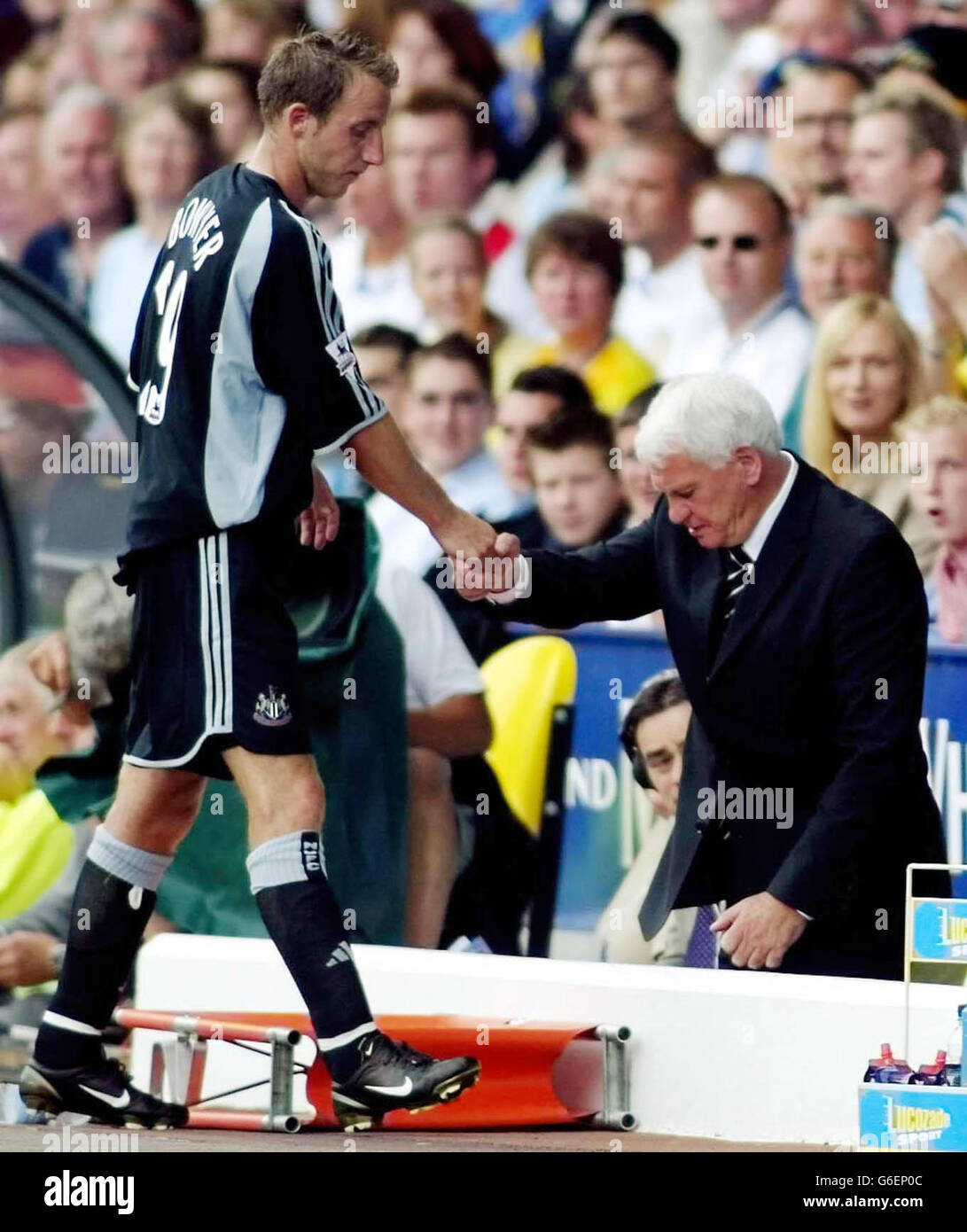 Newcastle United's Lee Bowyer (left) shakes hands with manager Bobby ...