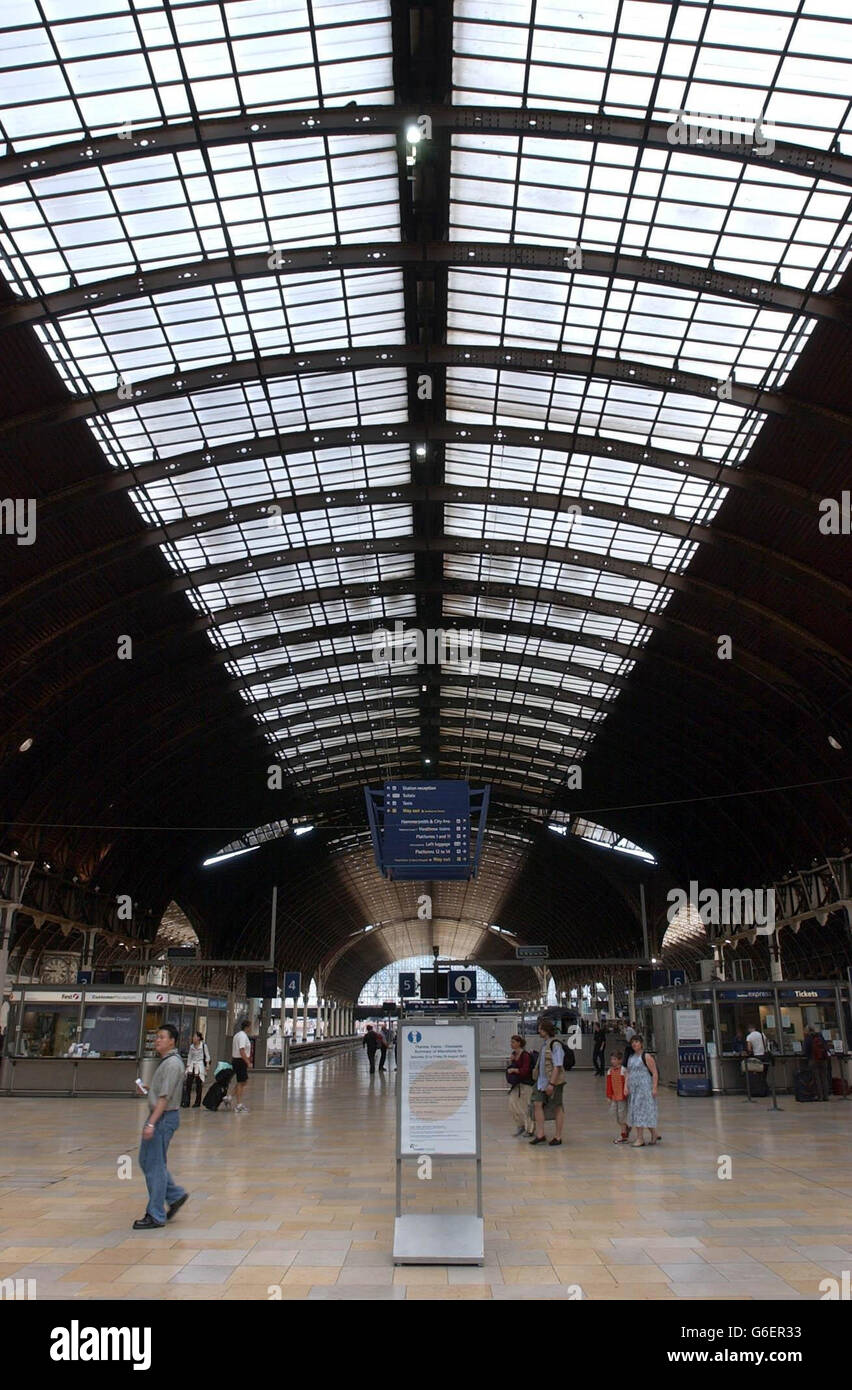 Paddington station sign hi-res stock photography and images - Alamy