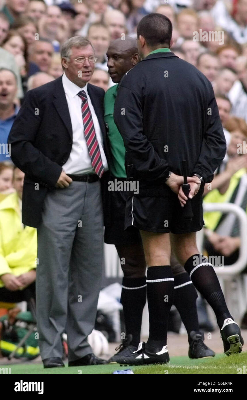 Jeff winter referee hi-res stock photography and images - Alamy