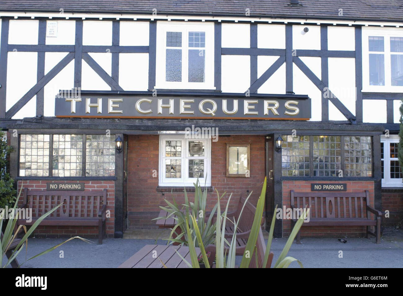 George best pub brawl arrest hi-res stock photography and images - Alamy