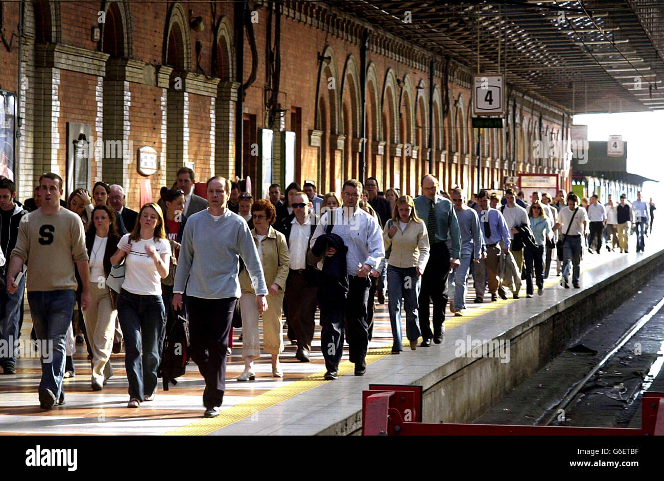 Passengers arriving into connolly station hi-res stock photography and ...