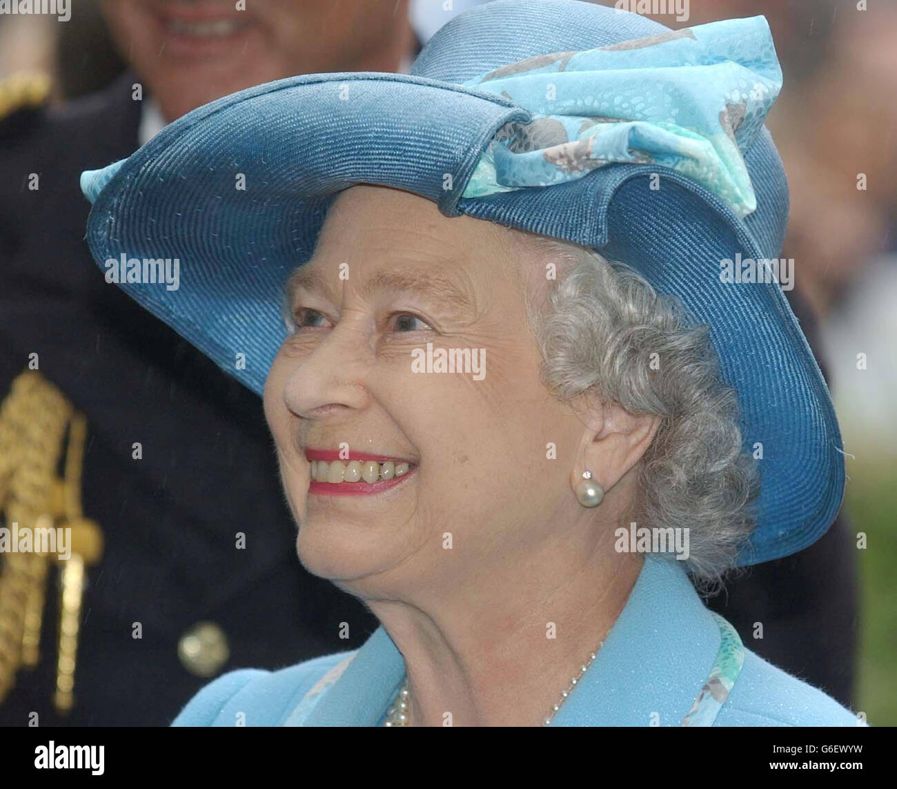 Queen elizabeth ii garden party smiling hi-res stock photography and ...