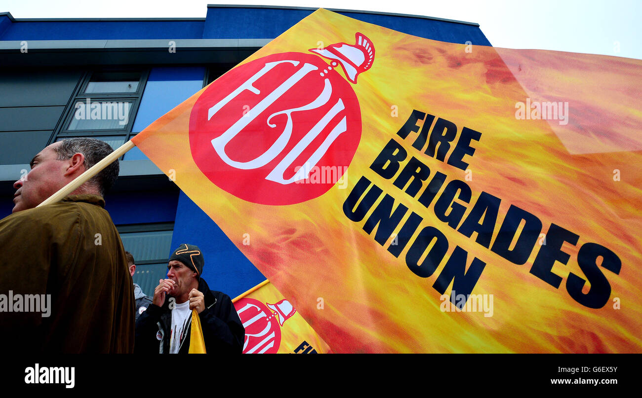 Fire station picket line hi-res stock photography and images - Alamy