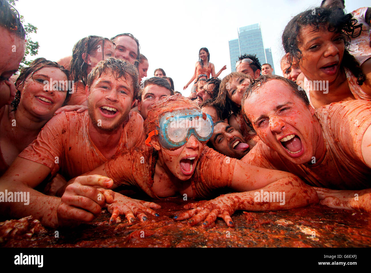 Tomato throwing festival la tomatina hi-res stock photography and ...