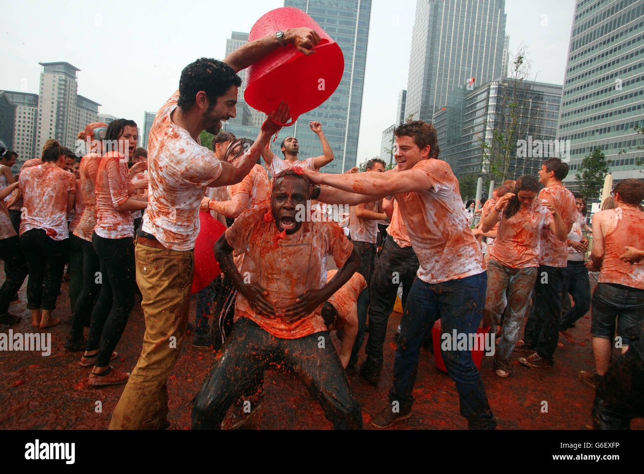 Tomato throwing festival la tomatina hi-res stock photography and ...