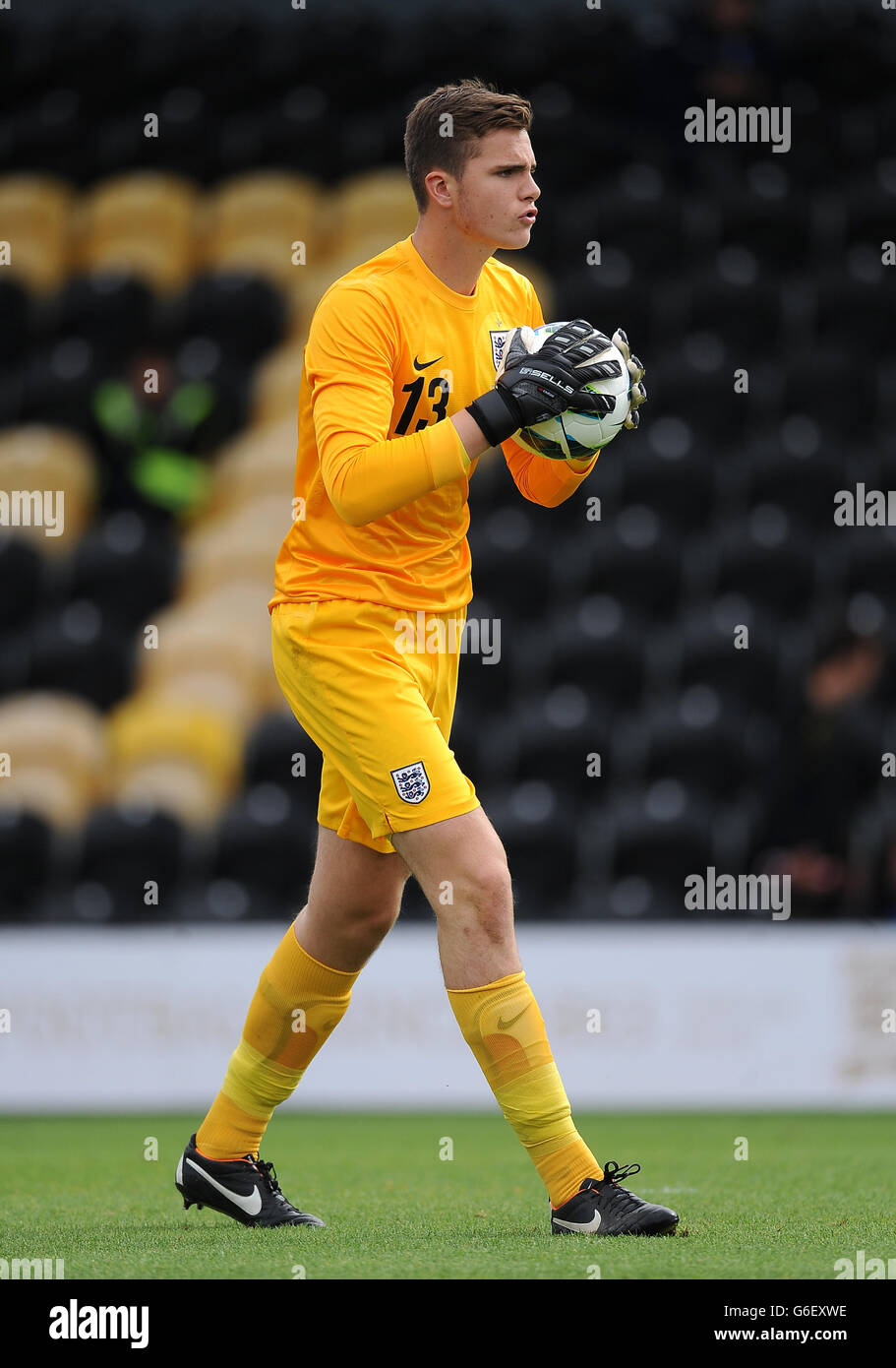 England under 17 goalkeeper hi-res stock photography and images - Alamy