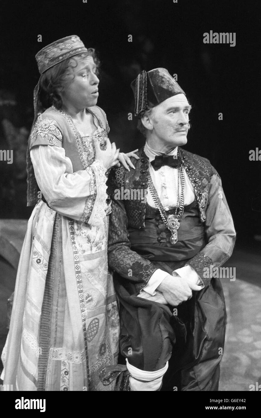 Barbara Windsor and Gordon Jackson rehearse for a production of ...