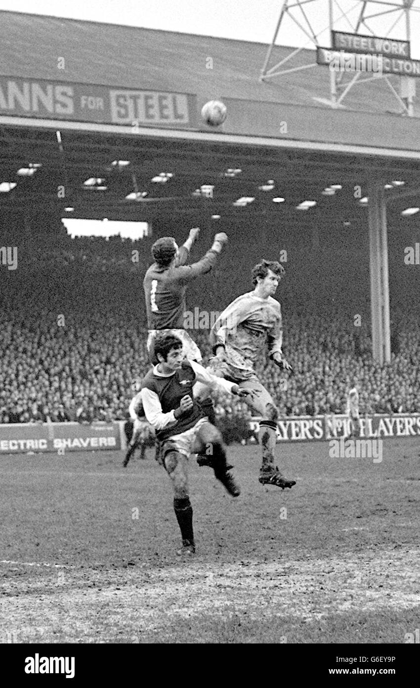 Goalkeeper punching ball hi-res stock photography and images - Alamy