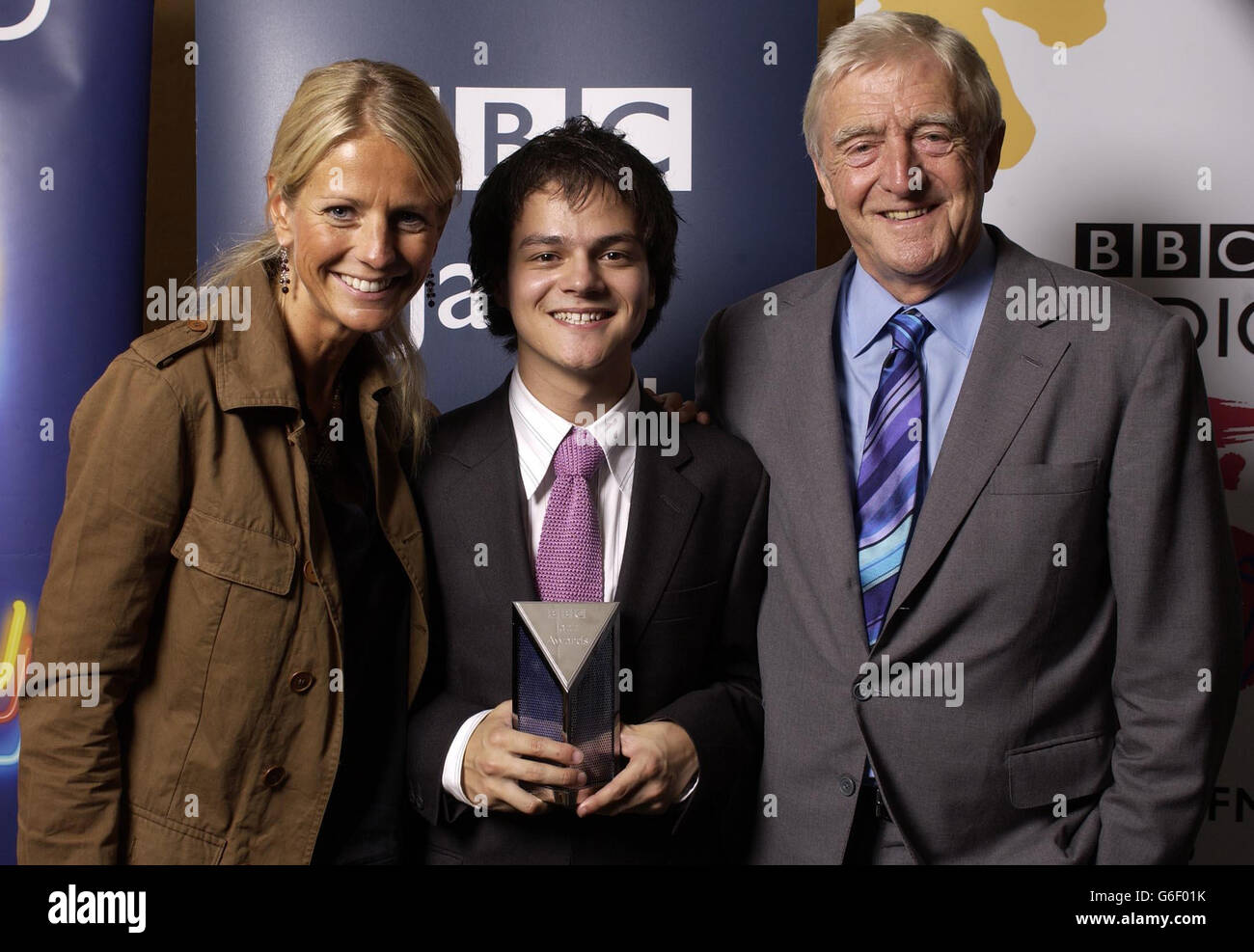 Singer Jamie Cullum flanked by Ulrika Jonsson and Michael Parkinson ...