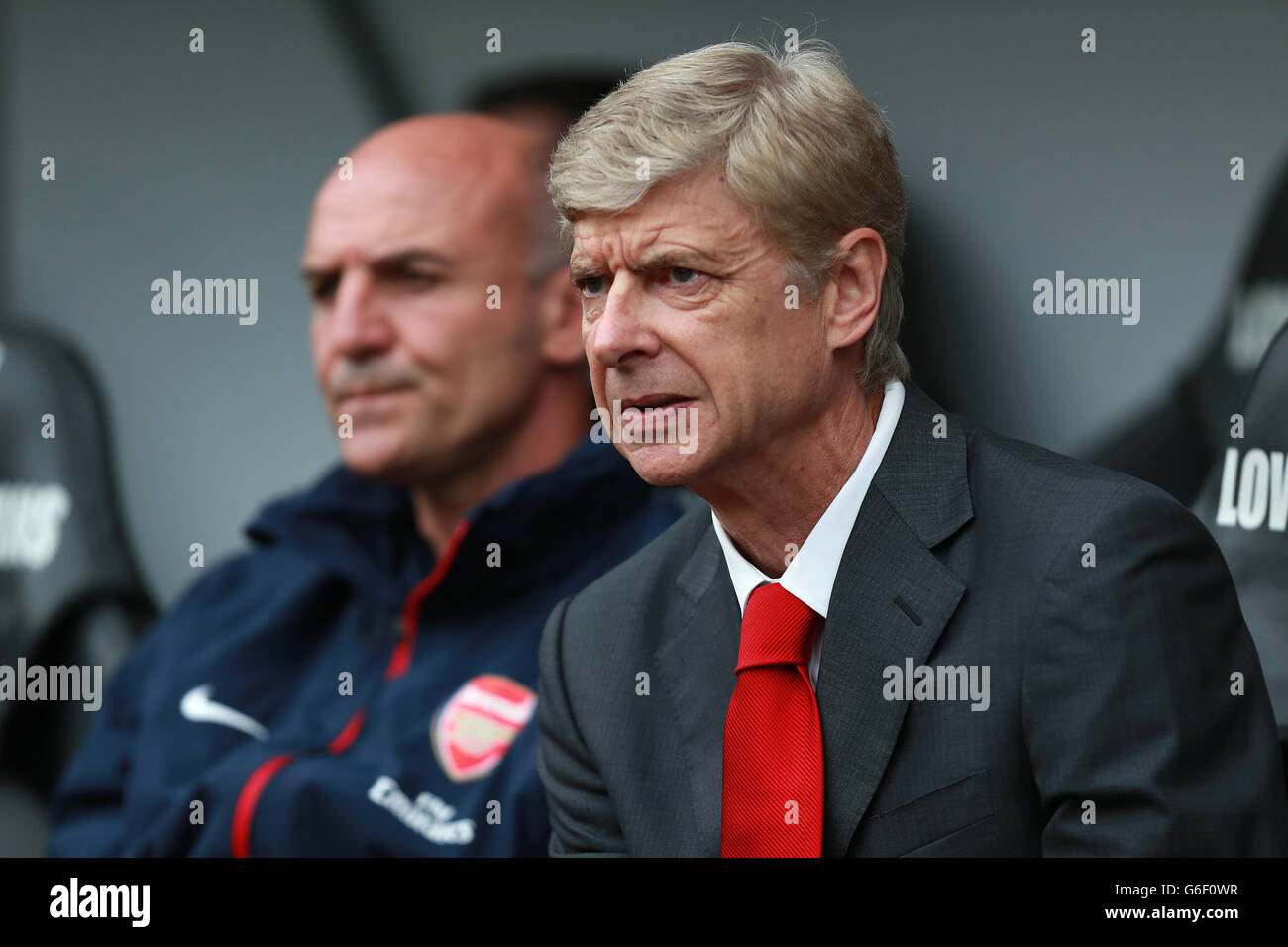 Assistant manager steve bould and manager arsene wenger hi-res stock ...
