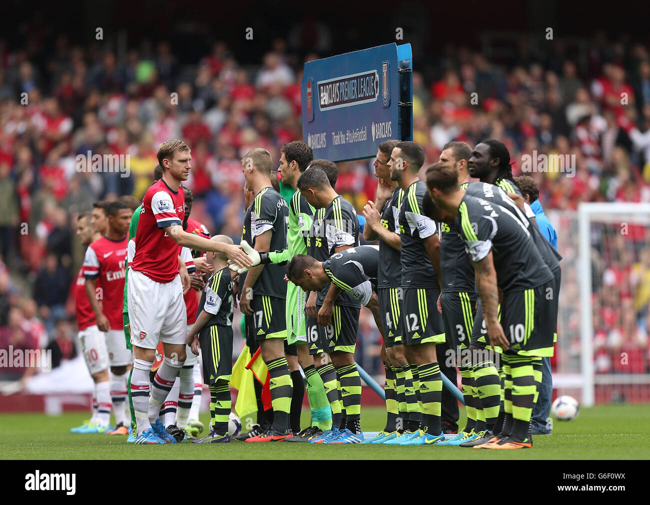 Two teams shake hands hi-res stock photography and images - Alamy