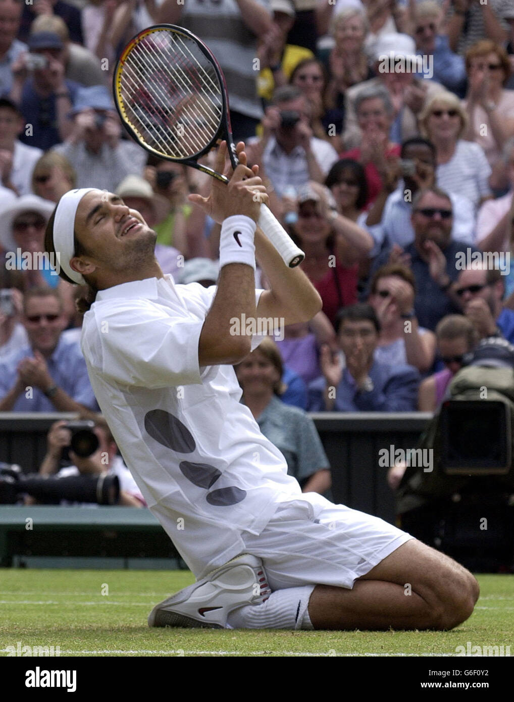 Roger federer wimbledon 2003 hi-res stock photography and images - Alamy