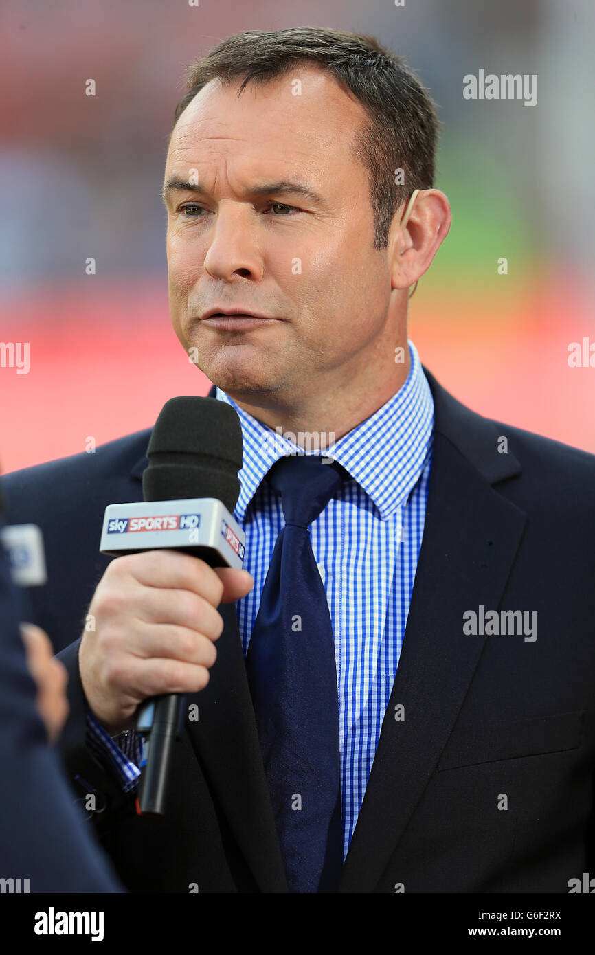 Sky sports pundit peter beagrie hi-res stock photography and images - Alamy