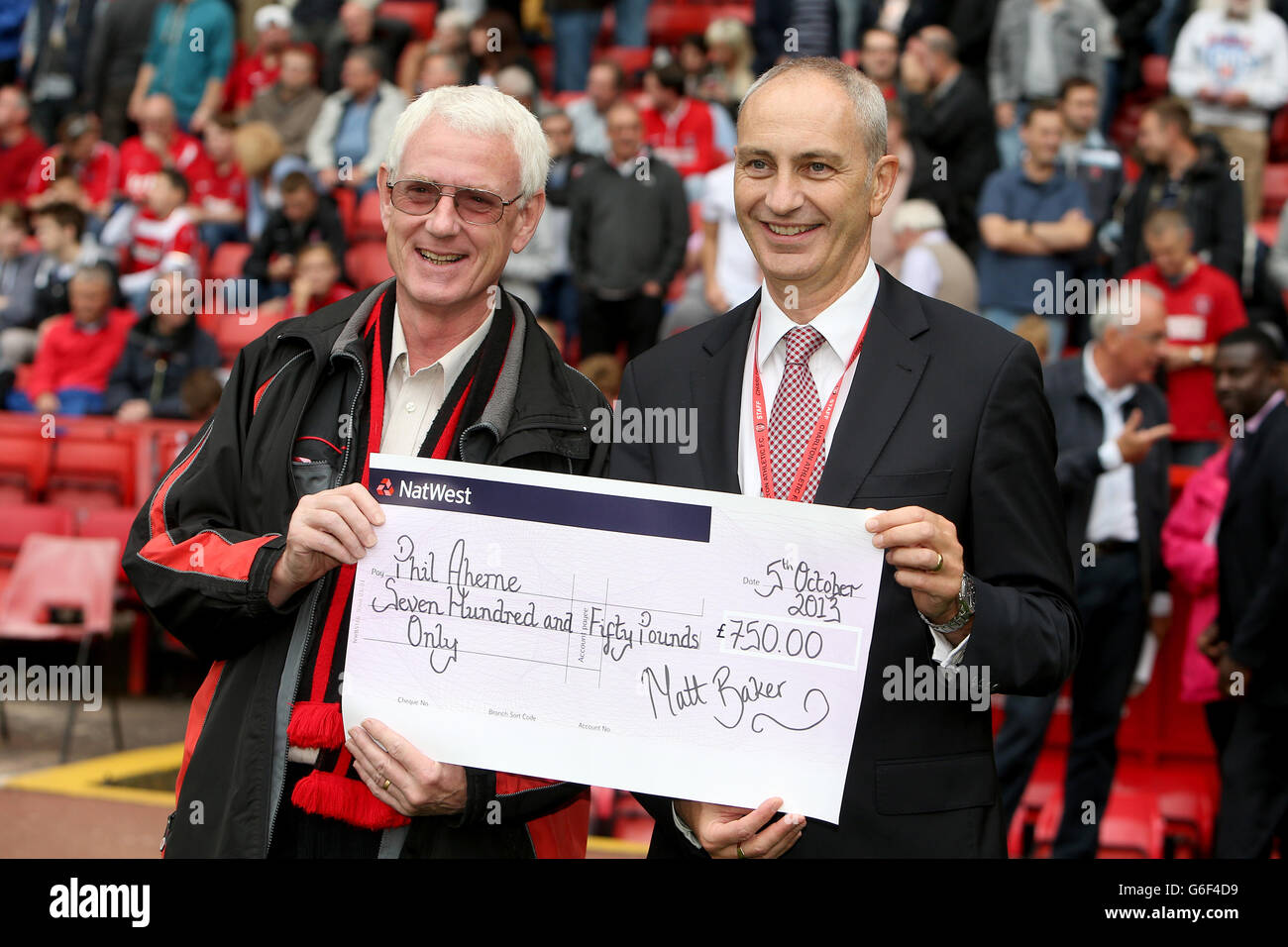 Presentation cheque hi-res stock photography and images - Alamy