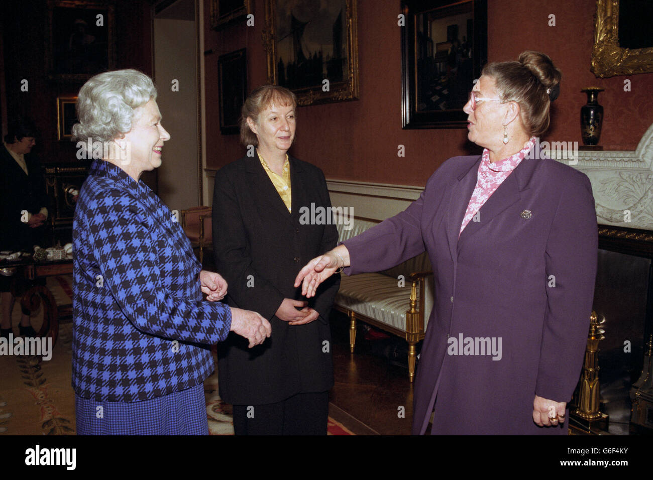 The queen meets elizabeth elvin right hi-res stock photography and ...