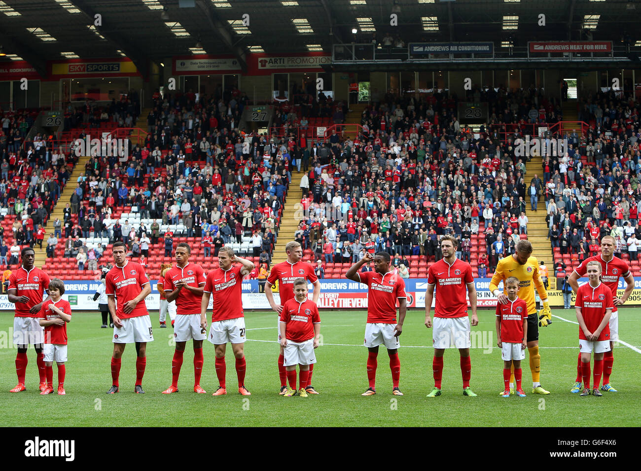 Charlton athletic players line up hi-res stock photography and images ...