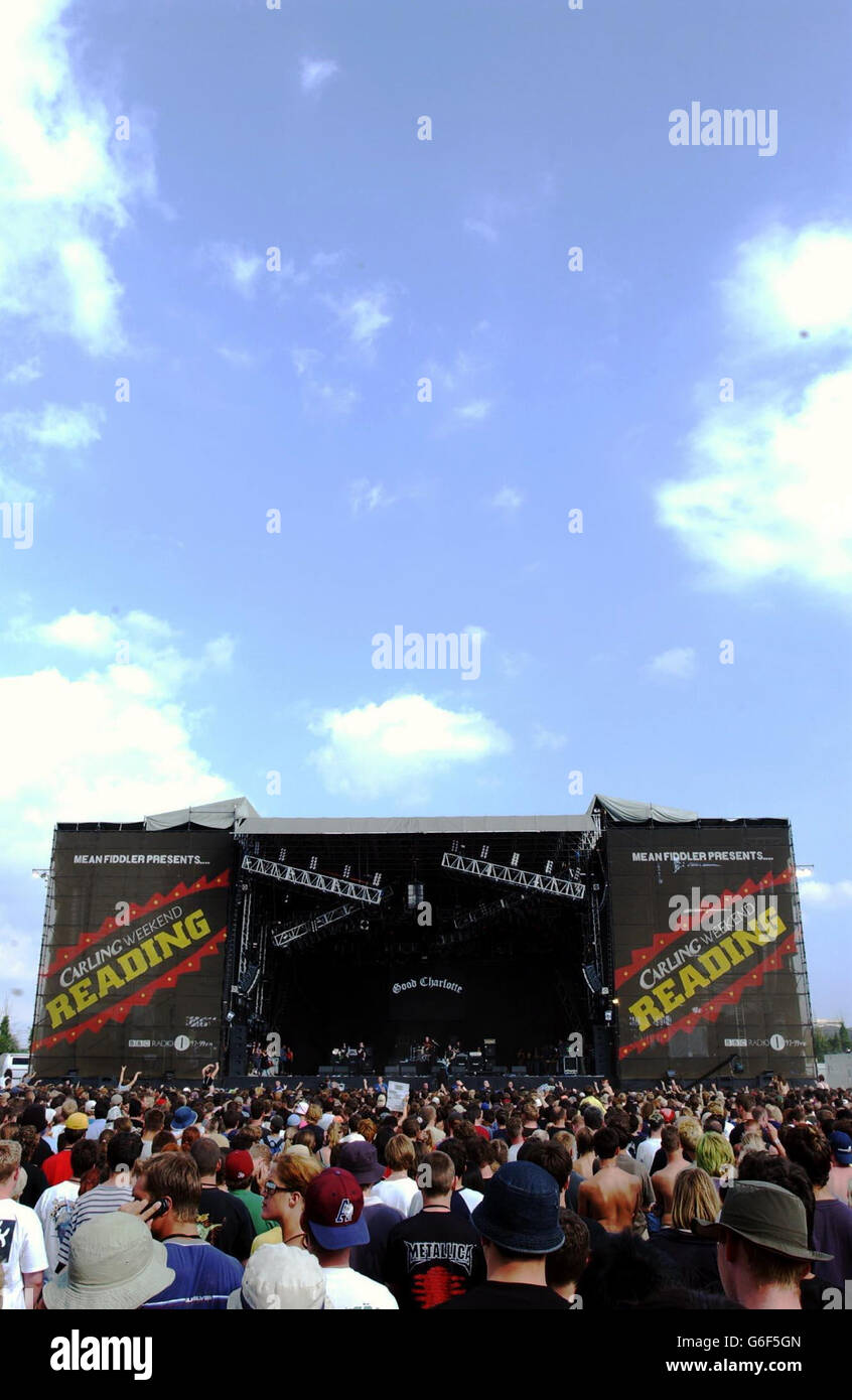 Carling Reading Festival crowd Stock Photo - Alamy