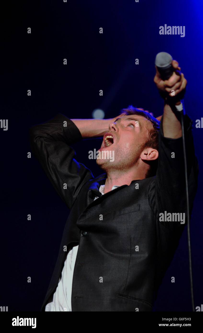 Performing on main stage reading festival hi-res stock photography and ...