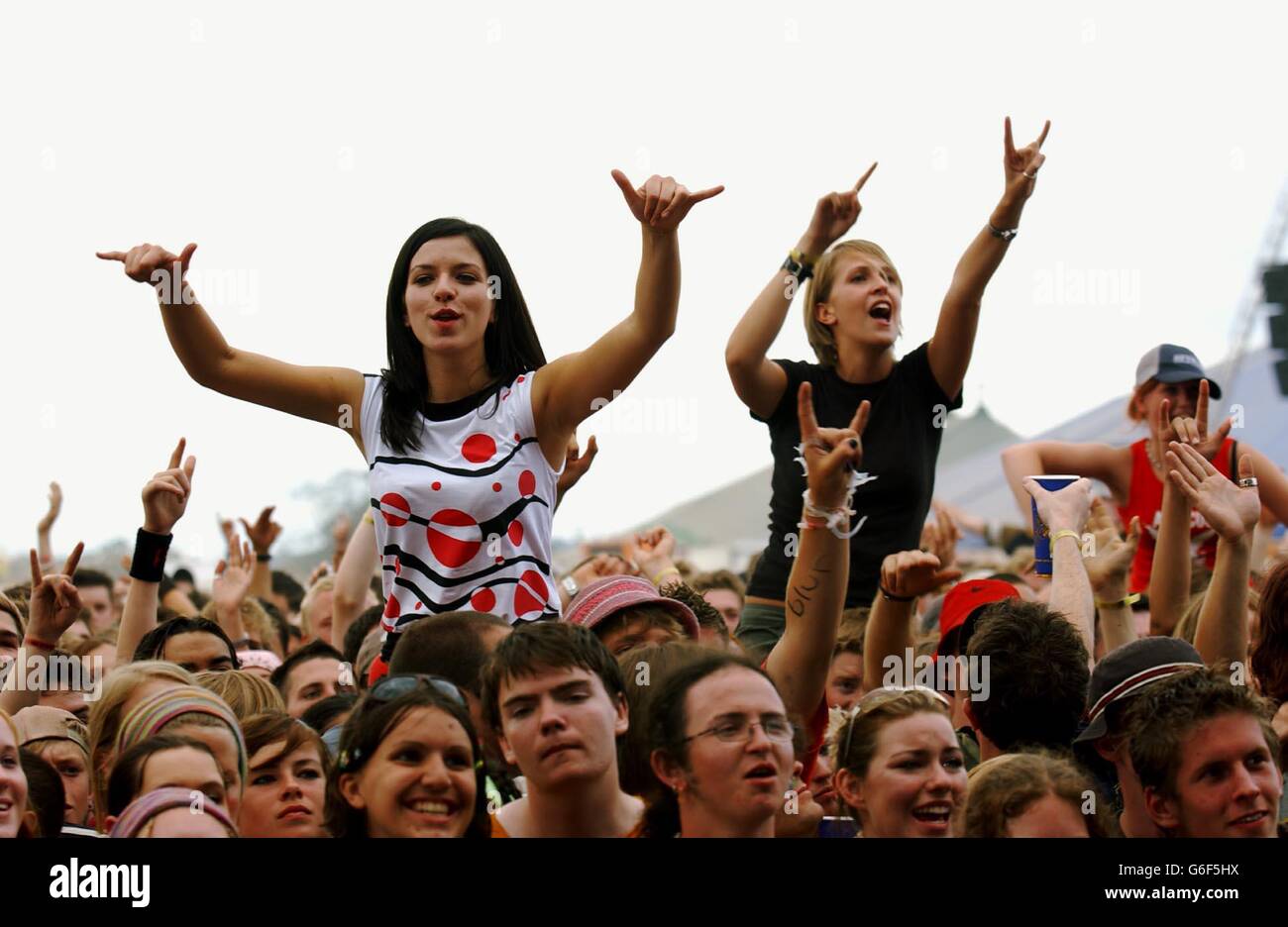 Crowd at the Carling Reading Festival. The crowd watching The Streets ...