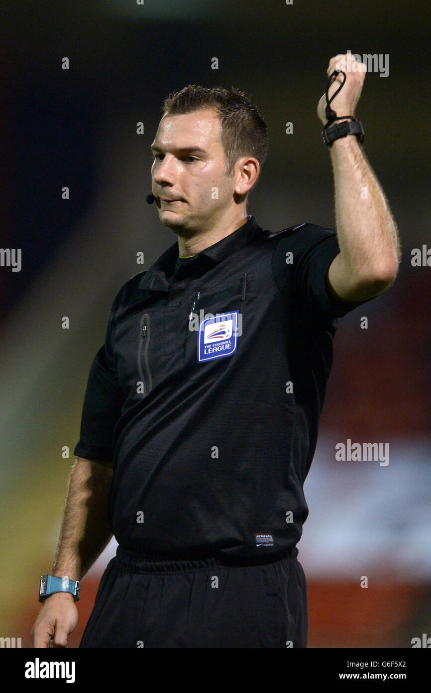 Tim robinson referee hi-res stock photography and images - Alamy