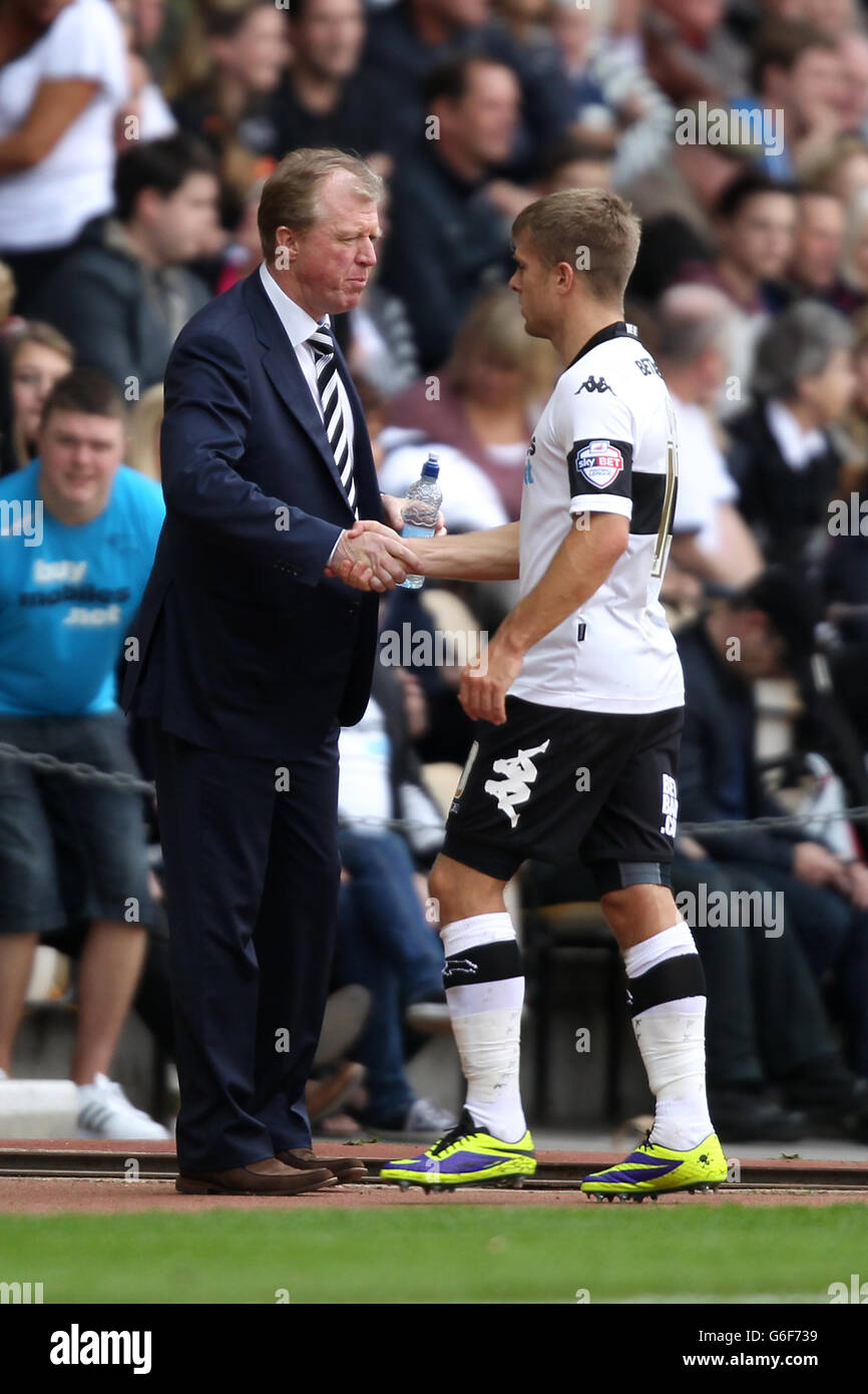 Derby County manager Steve McClaren (left) congratulates Jamie Ward ...