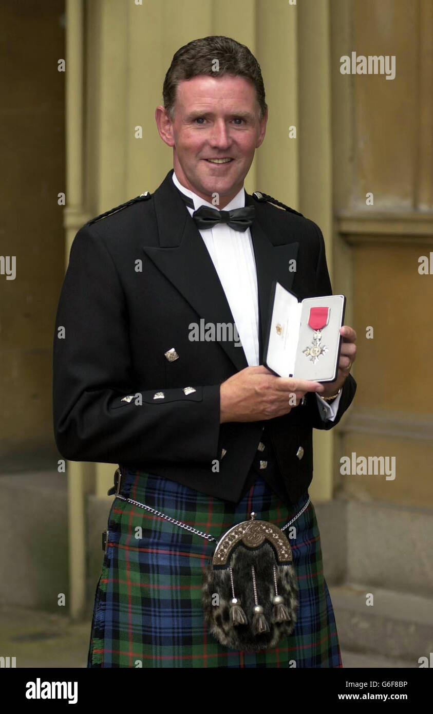 Referee hugh dallas hi-res stock photography and images - Alamy