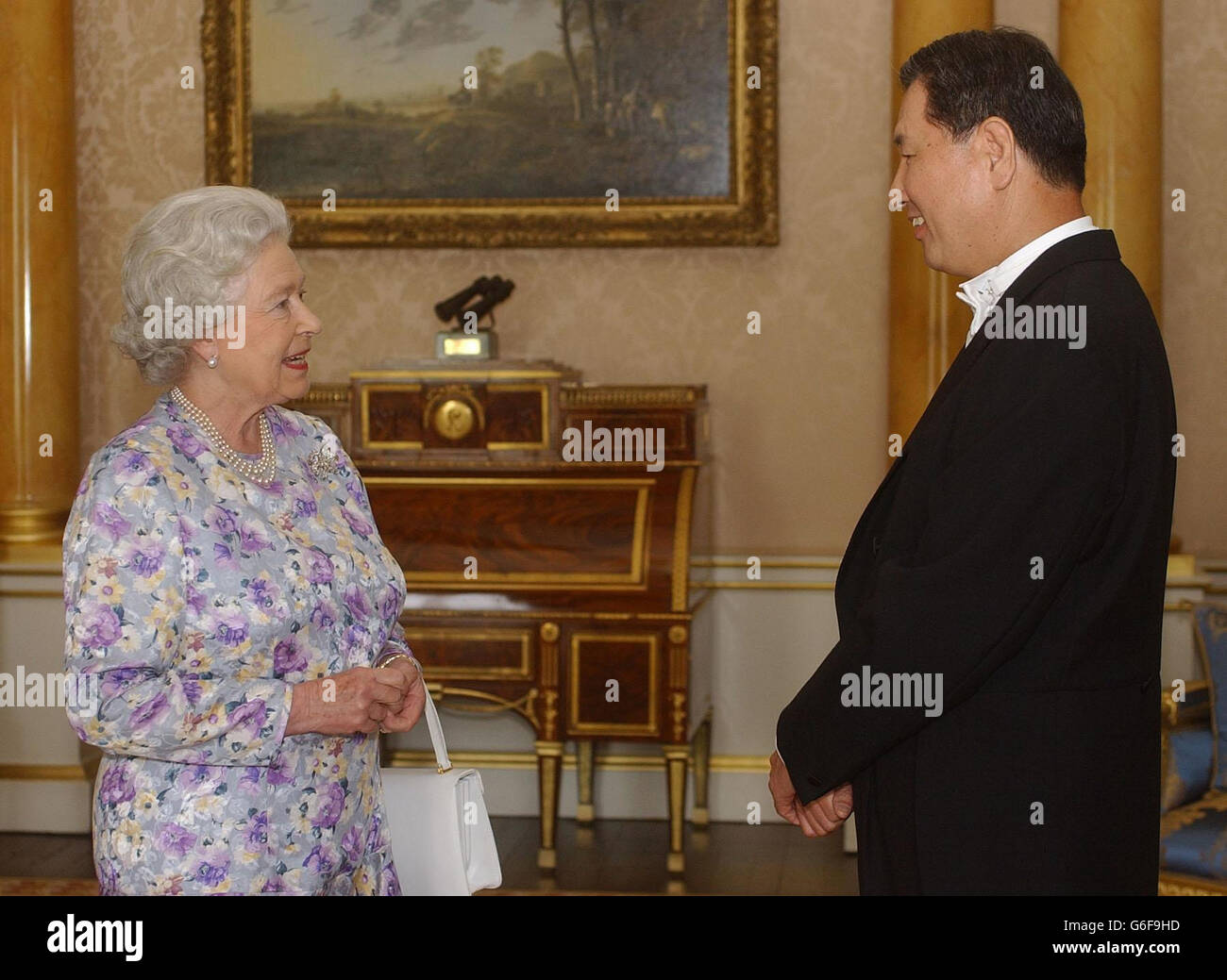 Queen Receives Lee Tae-sik Stock Photo - Alamy
