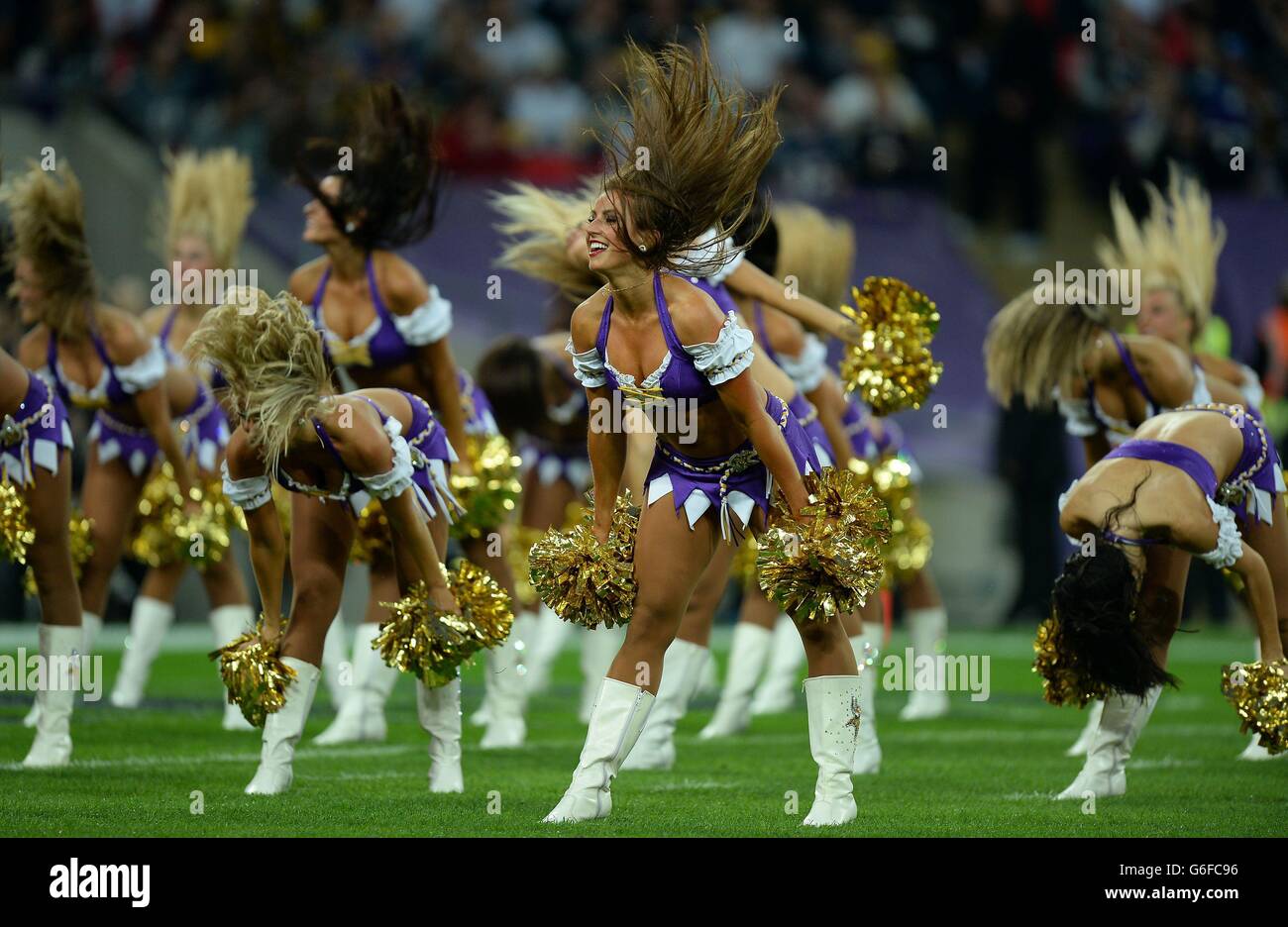Nfl football stadium crowd hi-res stock photography and images - Alamy
