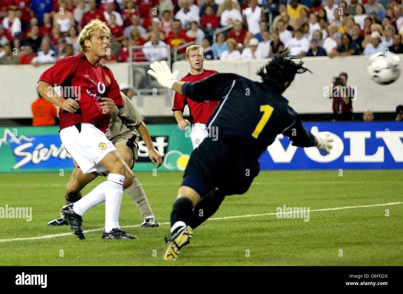 Manchester United's Diego Forlan scores past Barcelona's Victor Valdes ...