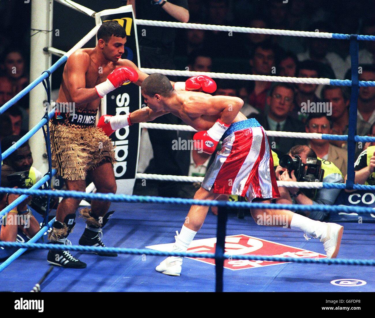 Boxing ... Prince Naseem Hamed v Daniel Alicea Stock Photo - Alamy