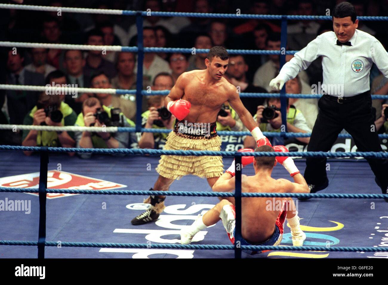 Boxing ... Prince Naseem Hamed v Daniel Alicea Stock Photo - Alamy