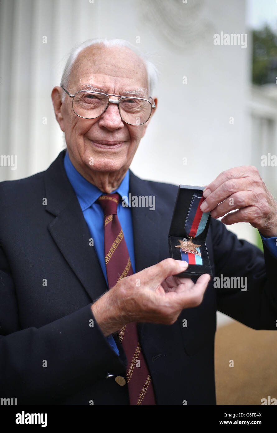 Harry Hooper receives Bomber Command clasp Stock Photo - Alamy