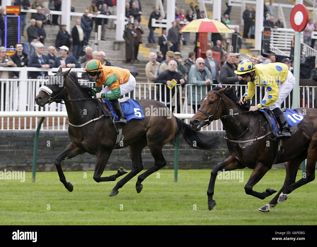 Horse Racing - Nottingham Racecourse Stock Photo - Alamy
