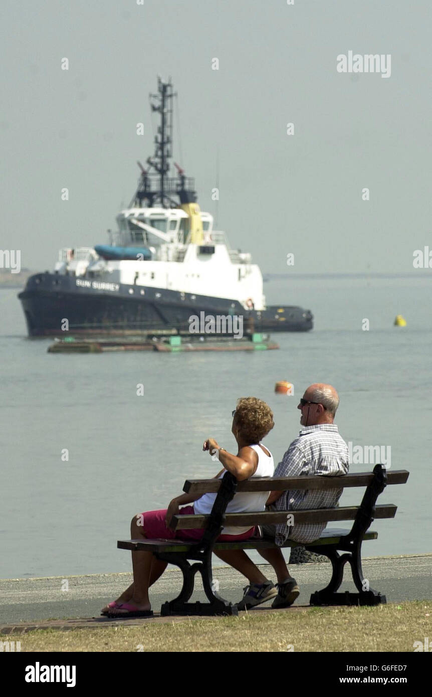 People cool off by the River Thames on another hot day in Gravesend ...