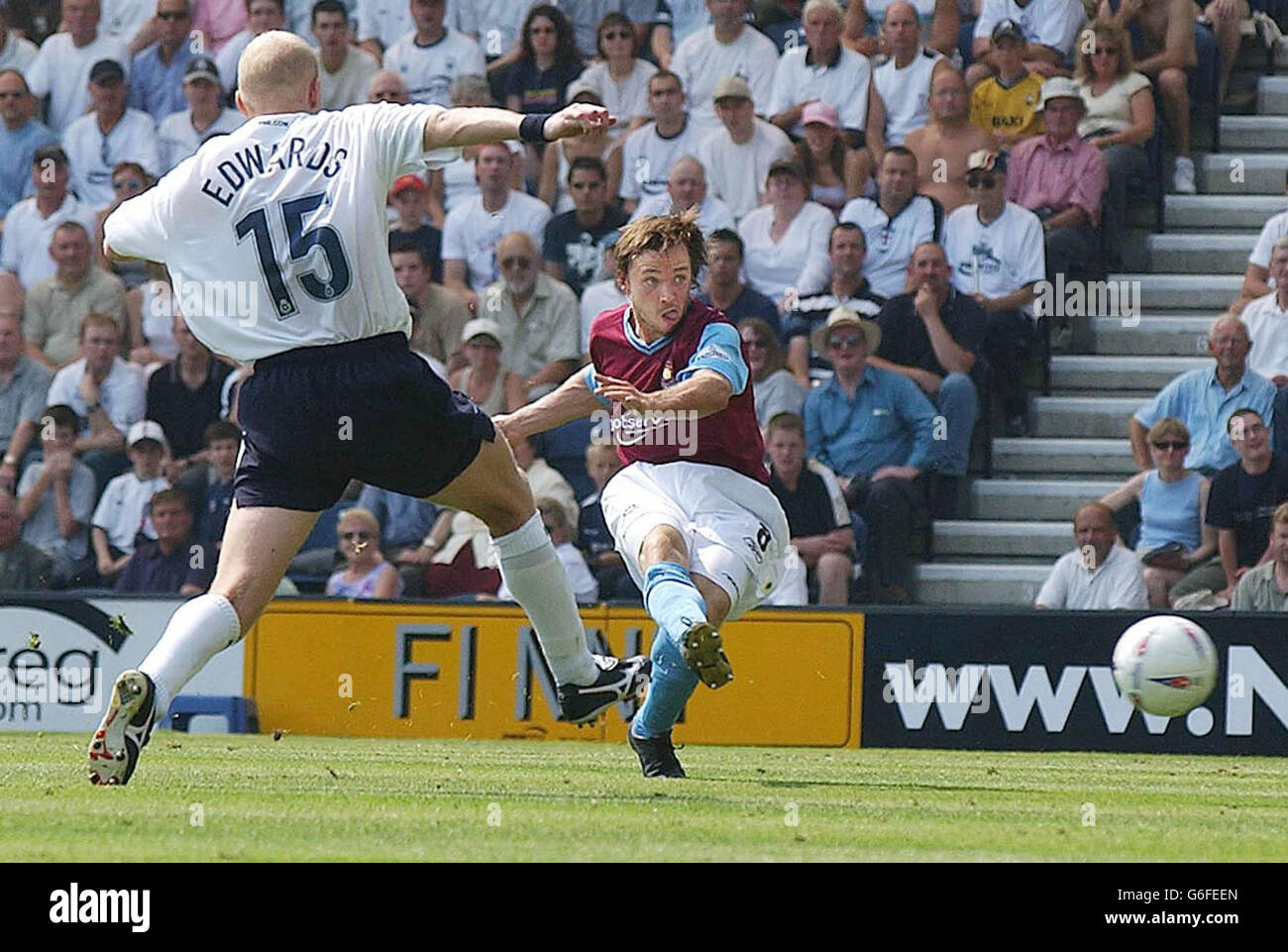 Football action david connolly hi-res stock photography and images - Alamy