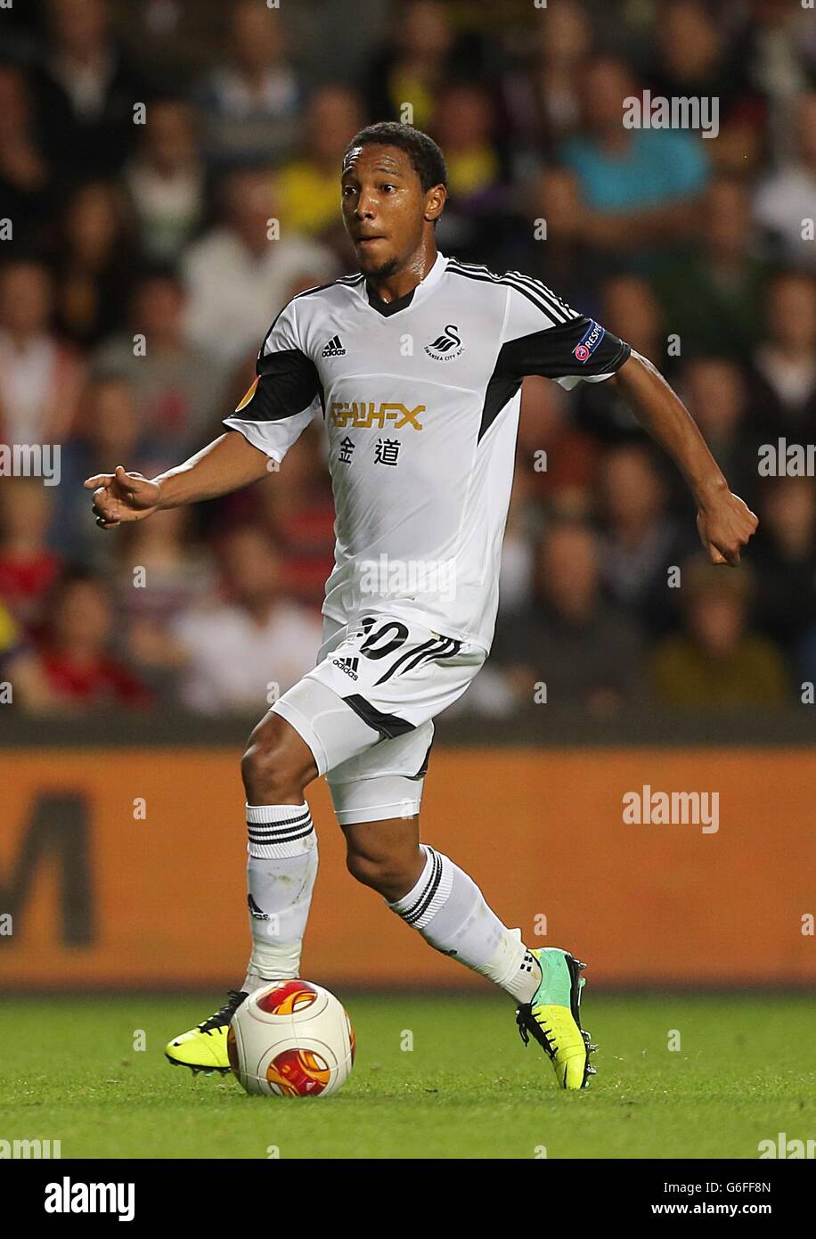 Swansea citys jonathan de guzman on the ball hi-res stock photography and images - Alamy