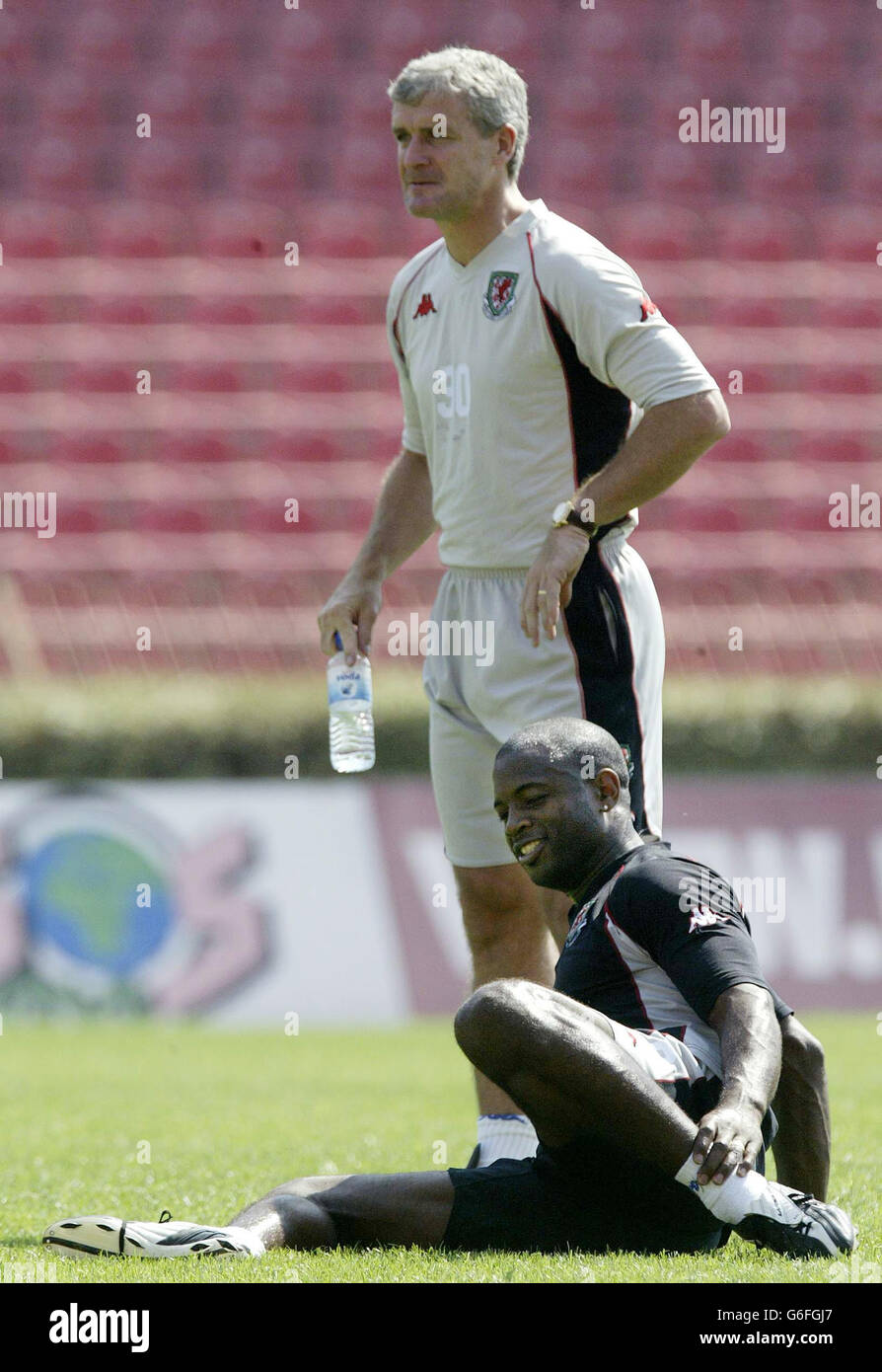 Football tophamscd1 mark hughes nathan blake hi-res stock photography ...
