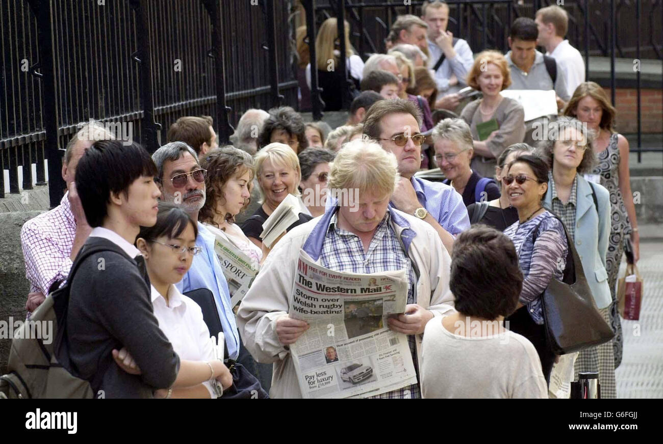 Lord Hutton inquiry - queue Stock Photo - Alamy