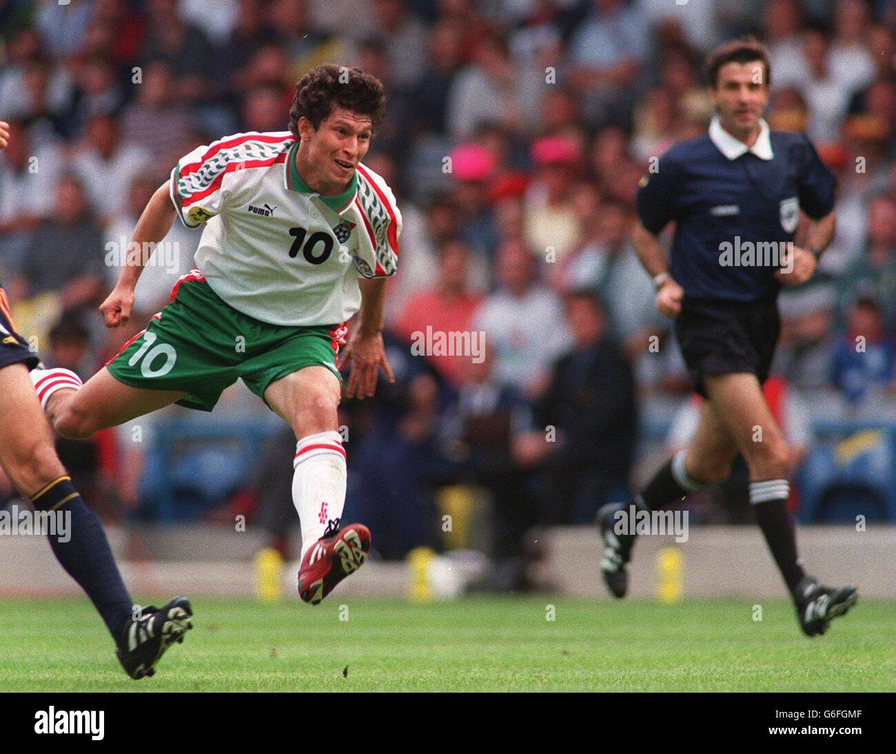 Soccer euro 96 spain v bulgaria hi-res stock photography and images - Alamy